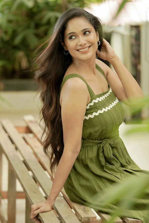 గ్రీన్ డ్రెస్‌లో బుల్లితెర భామ తేజస్విని అందాలు (ఫొటోలు) | TV Actress Tejaswini Gowda Looks ...